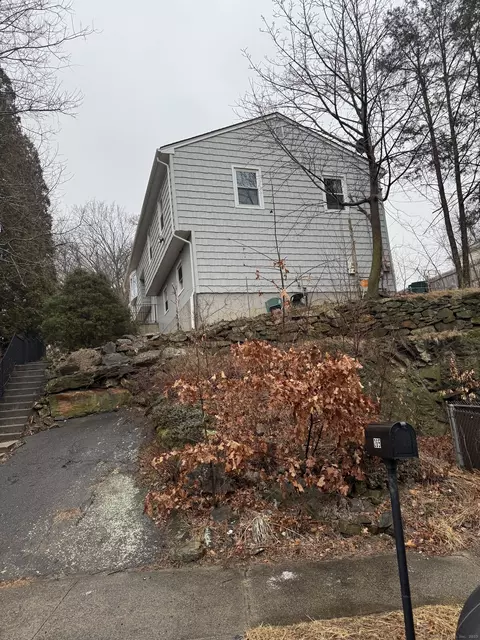 2445 Old Town Rd, Bridgeport, CT 06606 | 40 Photos - Movoto