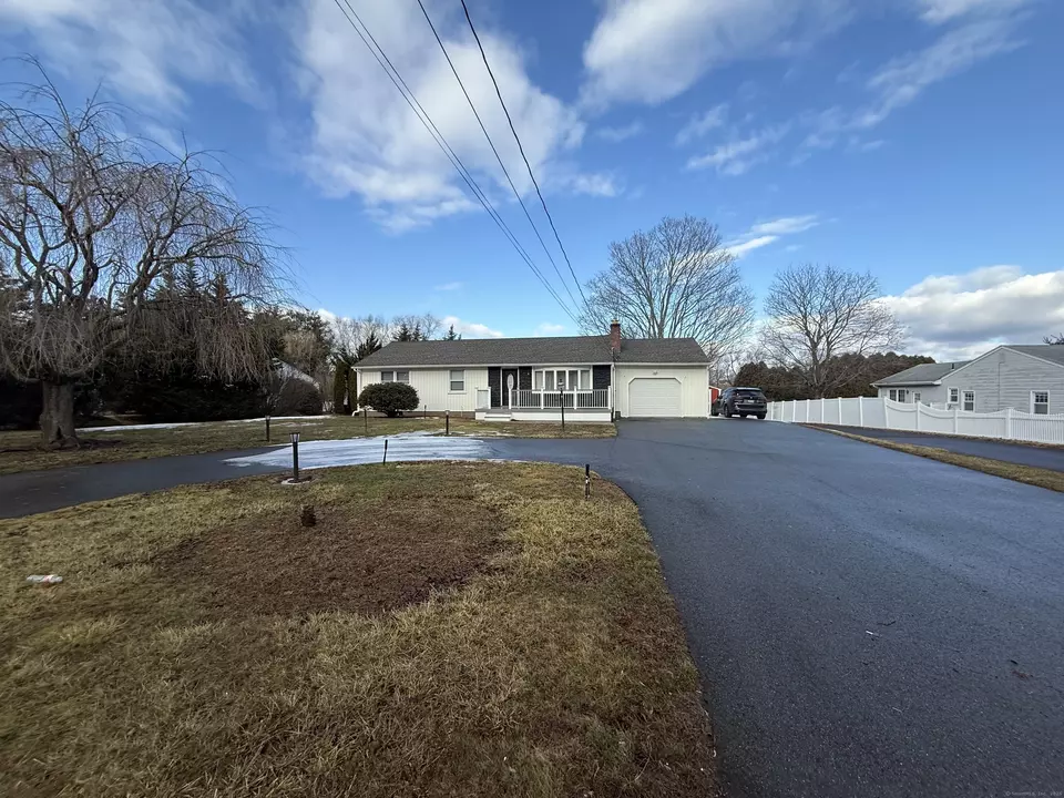 823 Murdock Ave, Meriden, CT 06450 | MLS# 24077352 | 4 Photos - Movoto