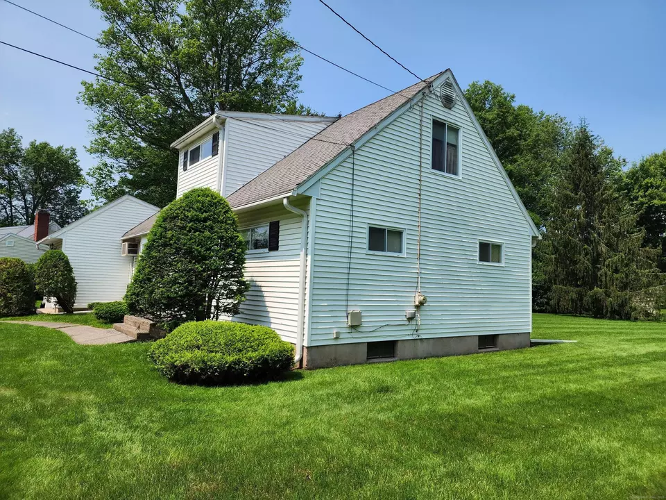 26 Seminole Cir, West Hartford, CT 06117 | MLS# 24103642 | 8 Photos ...