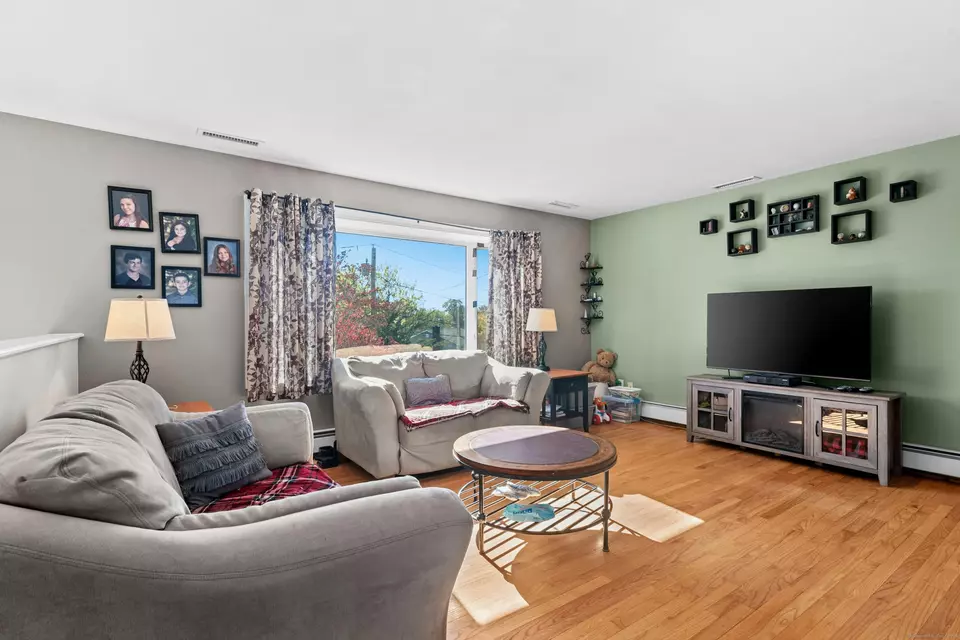 5 Cora Pl, Milford, CT 06460 | MLS# 24134254 | 37 Photos - Movoto