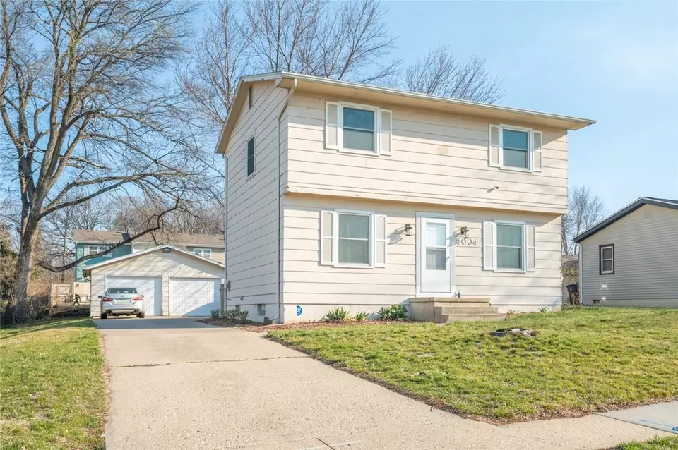 4004 Maple St, Des Moines, IA 50317 | 22 Photos - Movoto