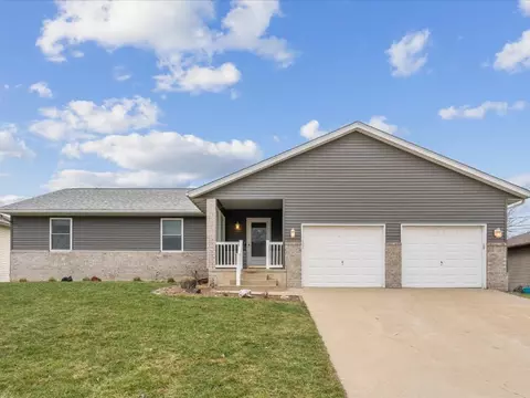 2211 Cherry Ln NE, Cedar Rapids, IA 52402 | 29 Photos - Movoto