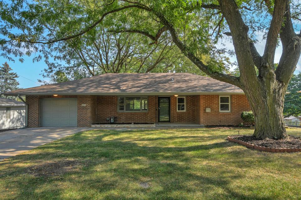 223 Pickardy Ln, Council Bluffs, IA 51503 | 33 Photos - Movoto