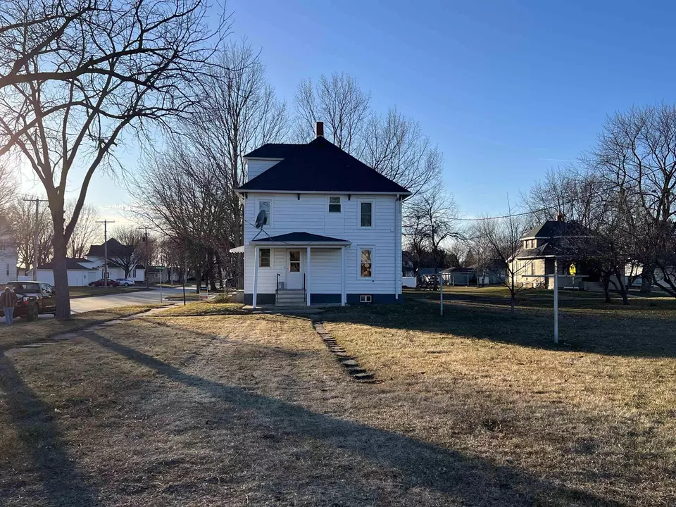 138 W 3rd St, Readlyn, IA 50668 | 23 Photos - Movoto