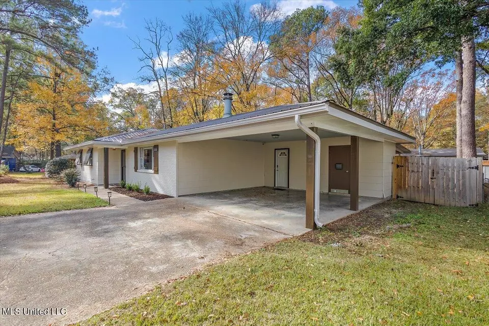 5317 S Venetian Way, Jackson, MS 39211 | 23 Photos - Movoto