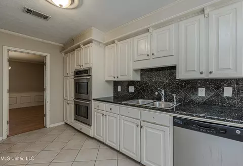 5485 River Thames Rd, Jackson, MS 39211 | 53 Photos - Movoto